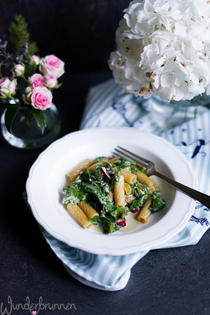 Pasta, bunter Mangold und Gorgonzola - Wunderbrunnen