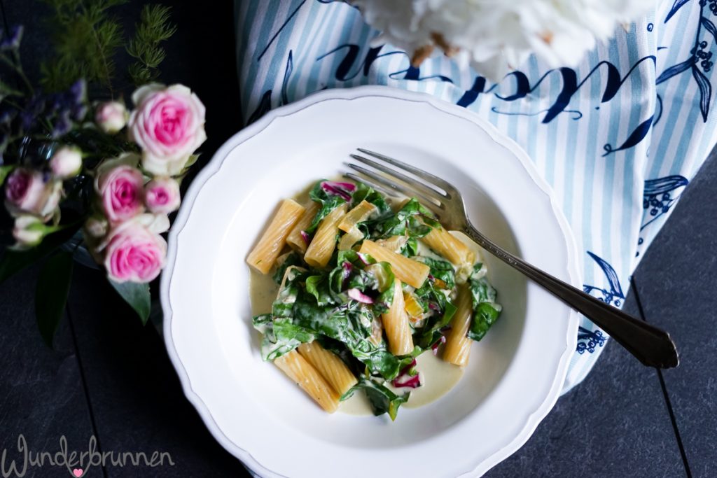 Pasta, bunter Mangold und Gorgonzola - Wunderbrunnen